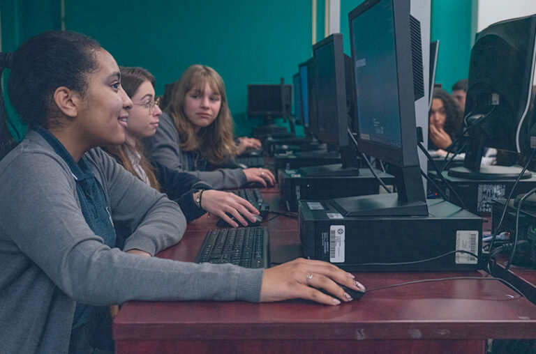 École Louis-Riel – École secondaire à Montréal | CSSDM